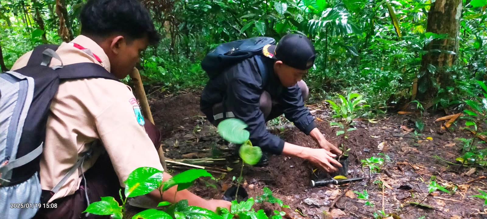 Saka Wanabakti CDK Banyuwangi Tanam Pohon di Sumber Air Cempogo untuk Konservasi Tanah dan Air ...